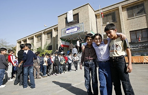 Eine pädagogische Reise: Der Westen in Irans Schulbüchern, Irans ...